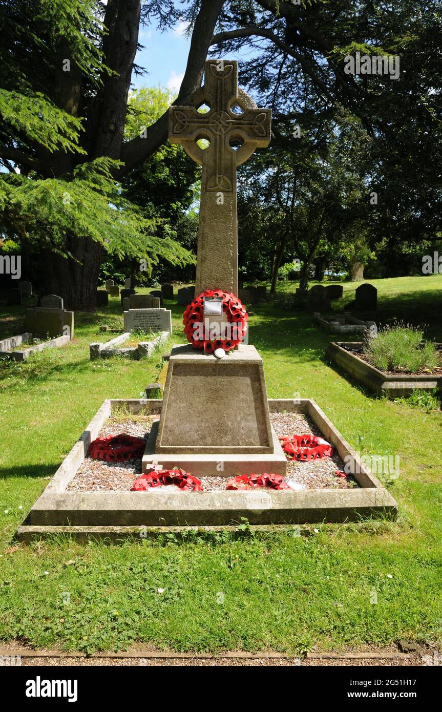 War Memorial in churchyard of St James the Apostle Church, Pulloxhill ...