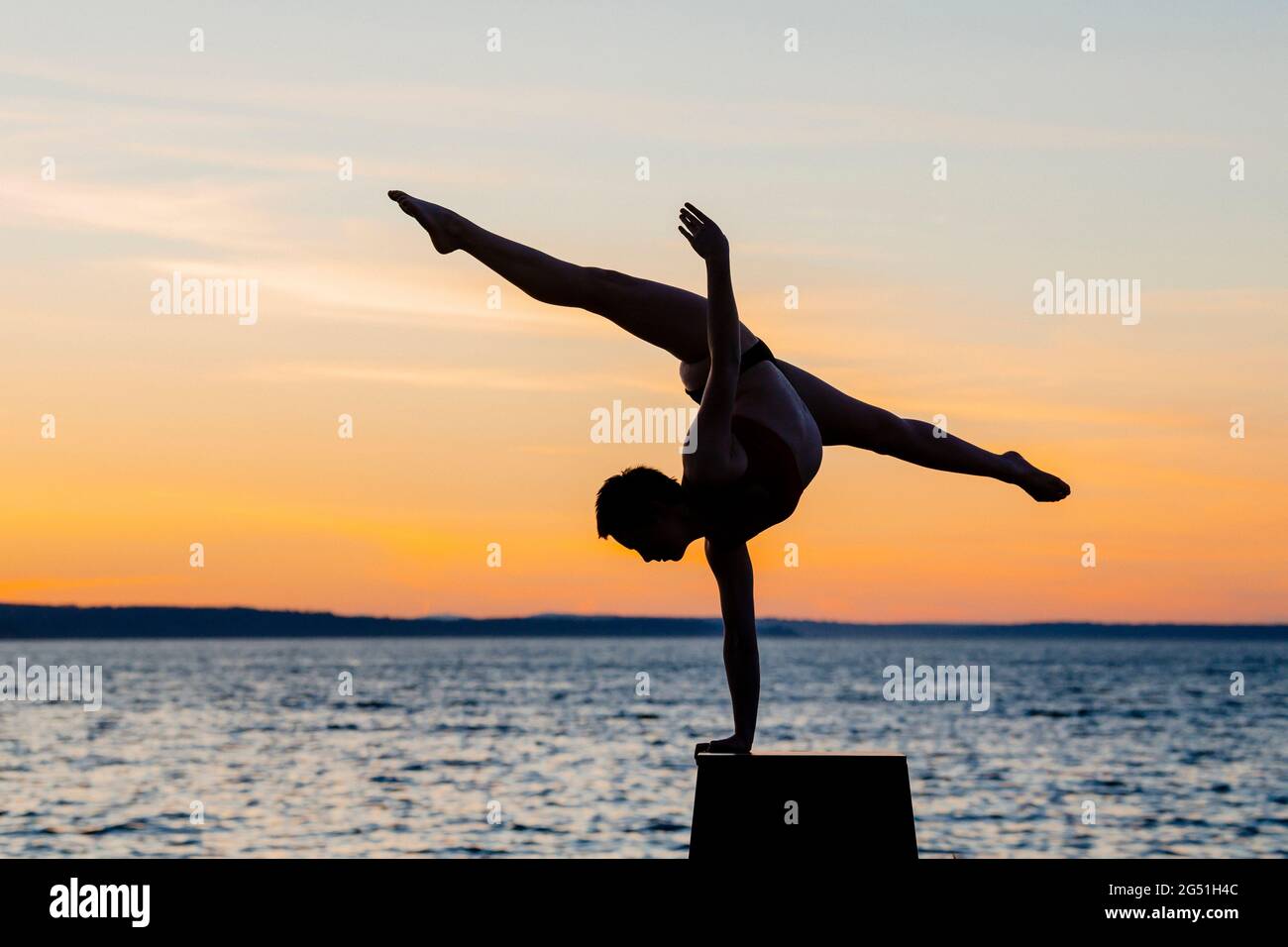 Acrobatic pose hi-res stock photography and images - Alamy