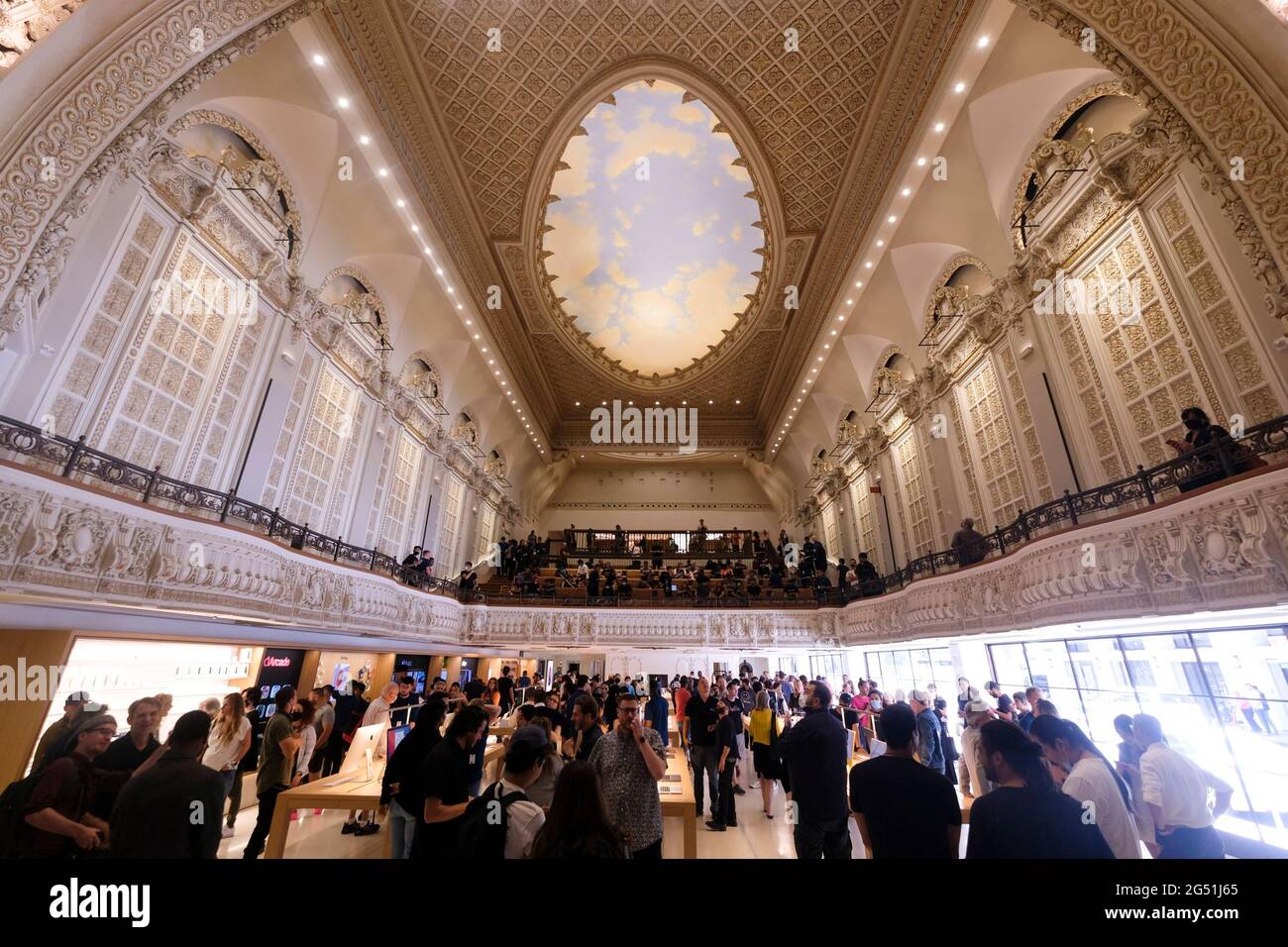 Apple tower theatre hi-res stock photography and images - Alamy