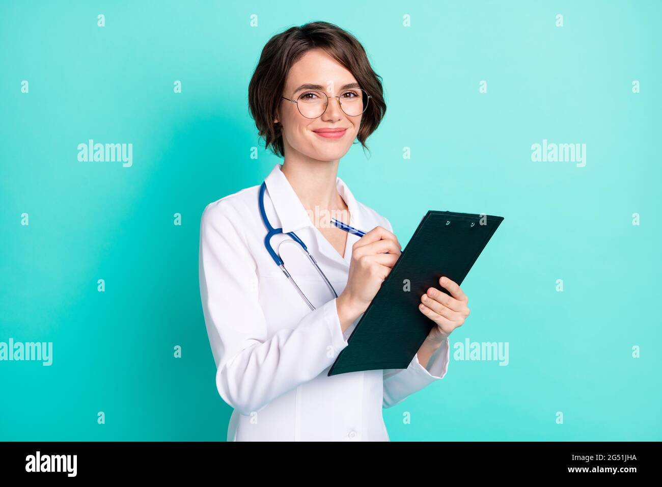 Photo portrait of nurse writing diagnosis on consultation keeping ...