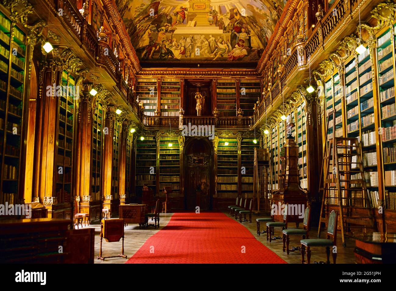 Traditional library interior hi-res stock photography and images - Alamy