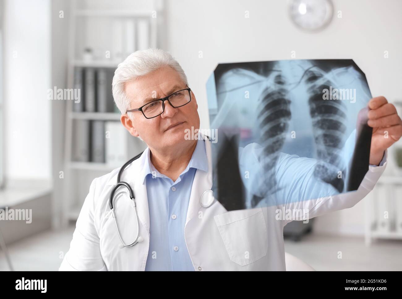 Pulmonologist with x-ray image of lungs in clinic Stock Photo - Alamy