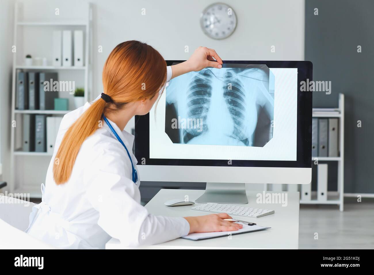 Pulmonologist with x-ray image of lungs in clinic Stock Photo - Alamy
