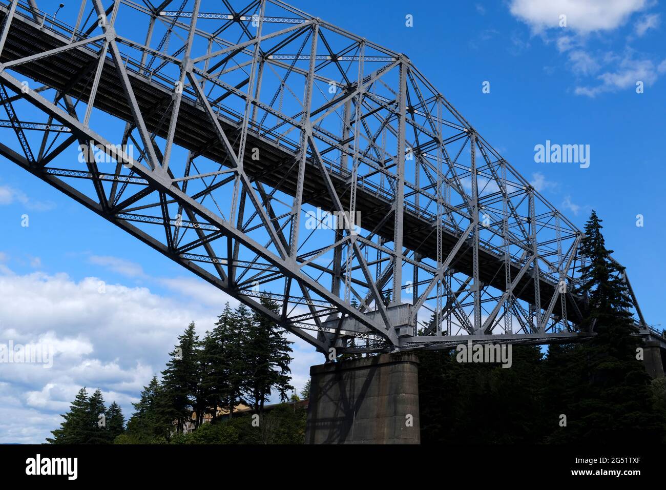 View of the Bridge of the Gods in Cascade Locks, Oregon spanning the ...