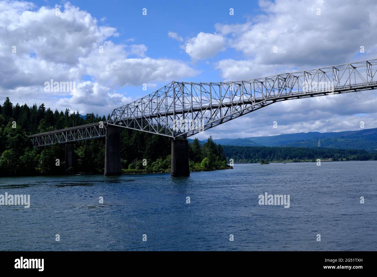 View of the Bridge of the Gods in Cascade Locks, Oregon spanning the ...