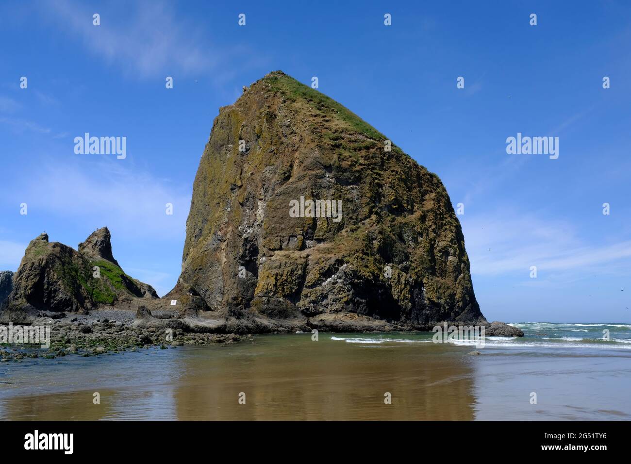 Haystack Rock, Cannon Beach, Oregon, USA Stock Photo - Alamy
