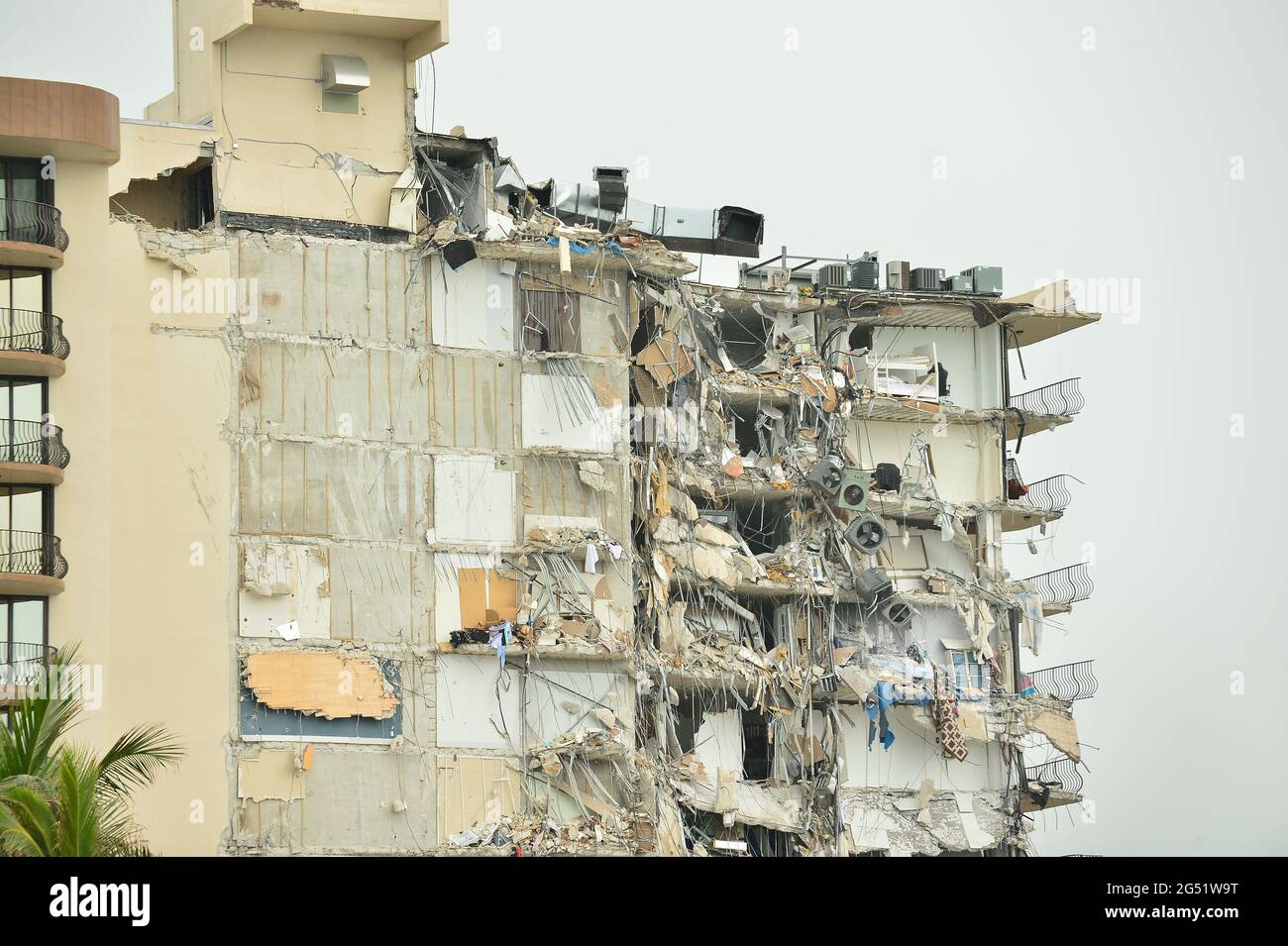 Partial collapse of the champlain towers south hi-res stock photography ...