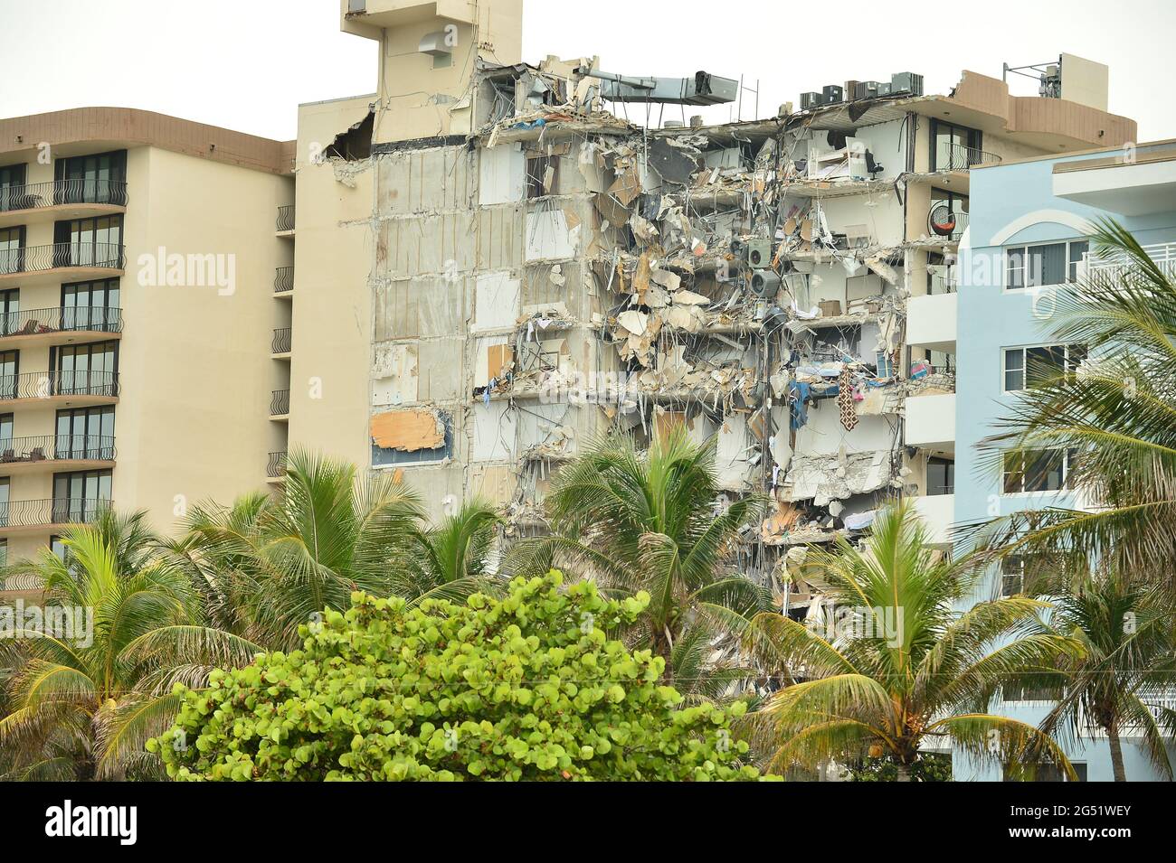 Partial collapse of the champlain towers south hi-res stock photography ...