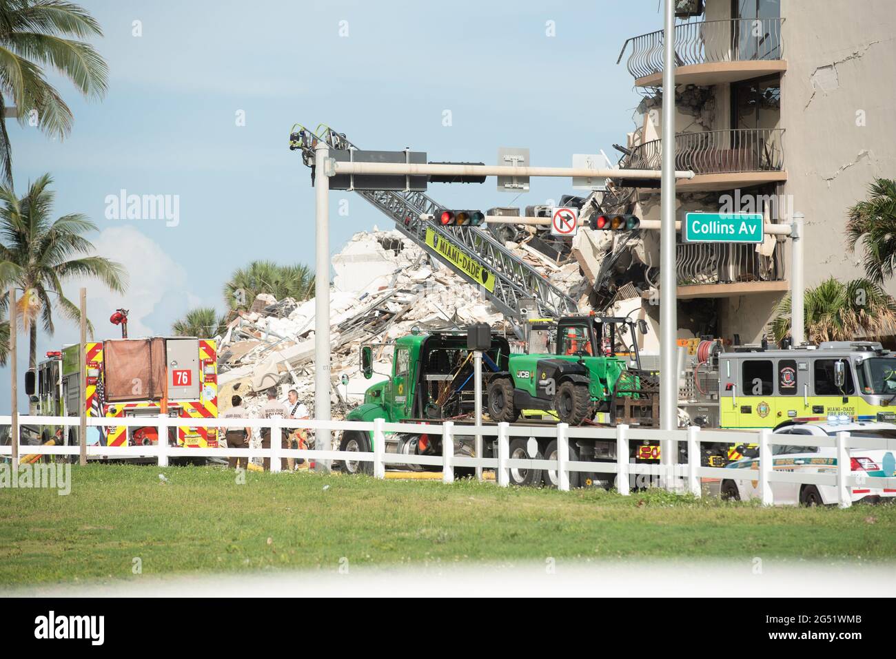 Miami condo building collapse hi-res stock photography and images - Alamy