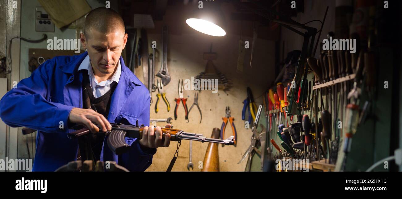 Repair and assembling shop hi-res stock photography and images - Alamy
