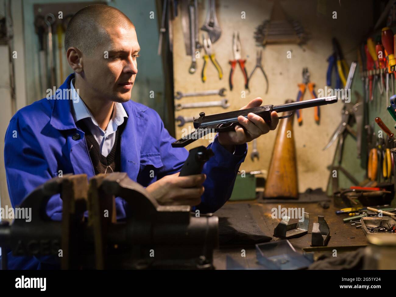 Gunsmith hi-res stock photography and images - Alamy