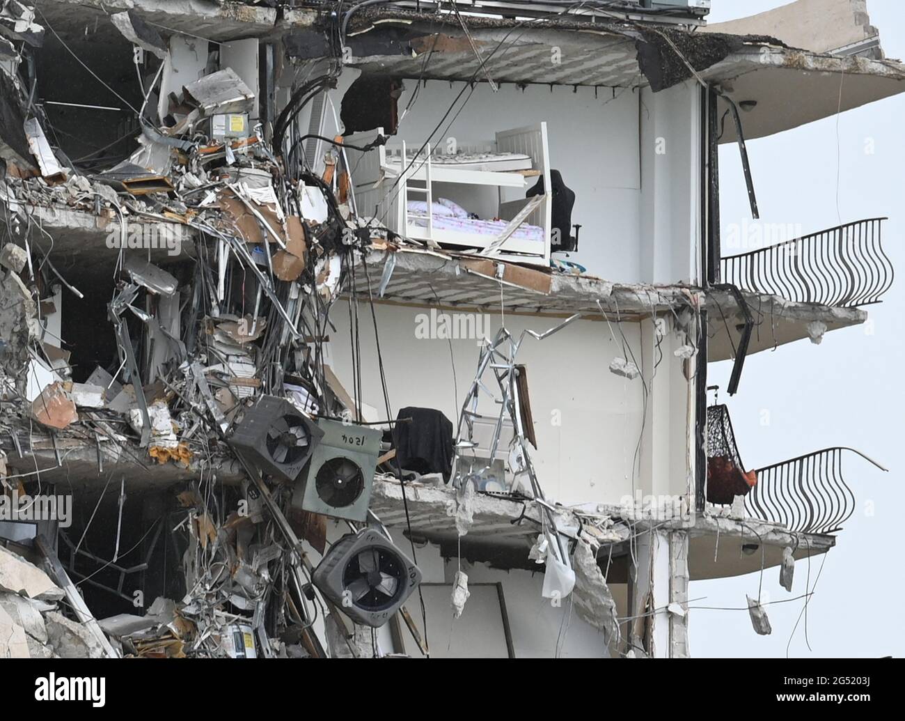 Champlain towers south hi-res stock photography and images - Alamy