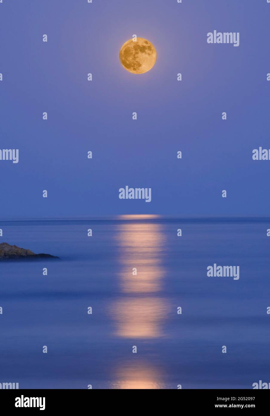 Full moon over black hi-res stock photography and images - Alamy