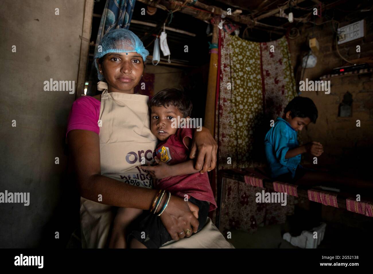 Neu Delhi, India. 21st June, 2021. Pinki, an employee of ORCO, holds ...
