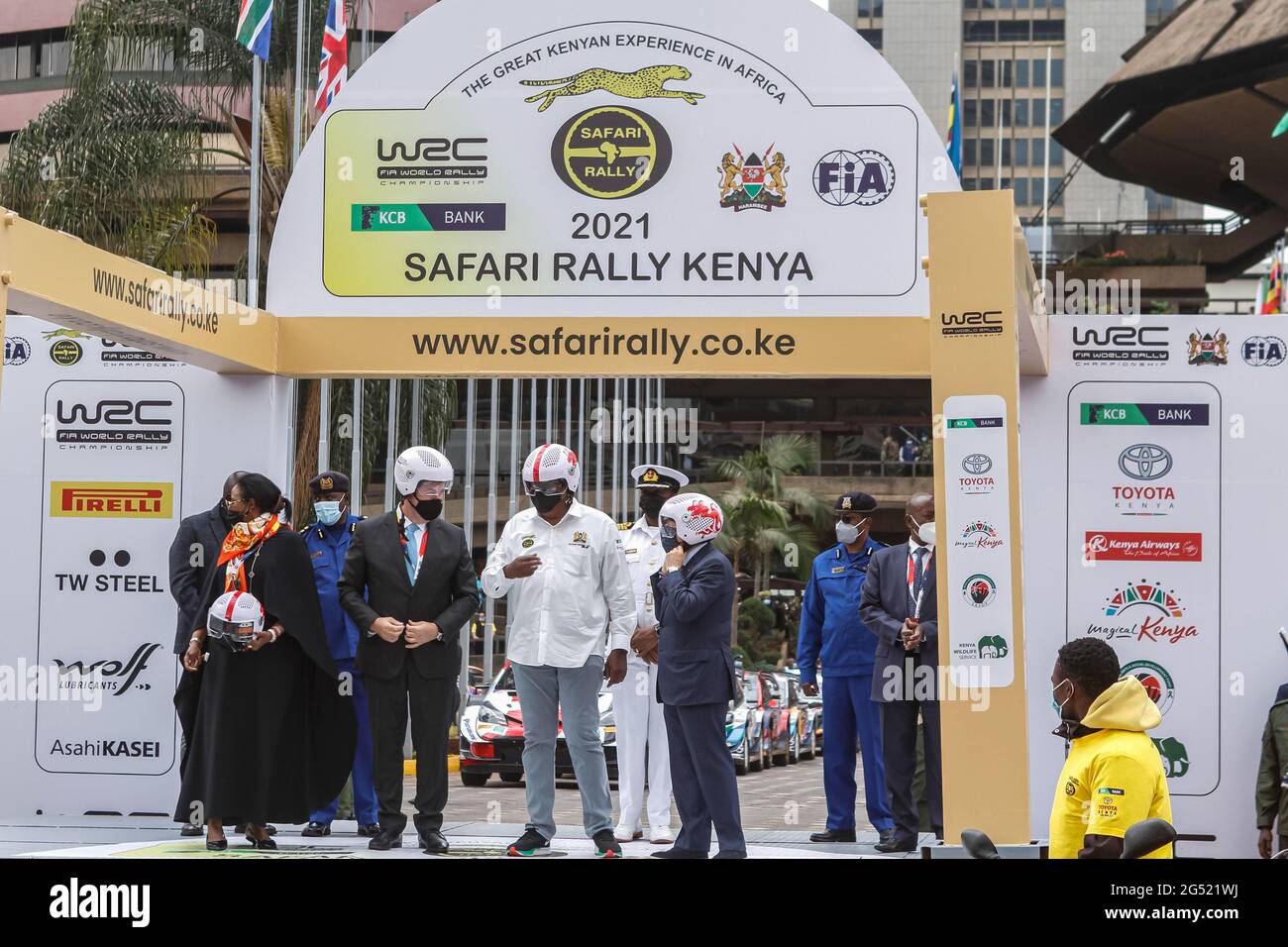 Kenya's President Uhuru Kenyatta (C) and FIA (Fédération Internationale ...