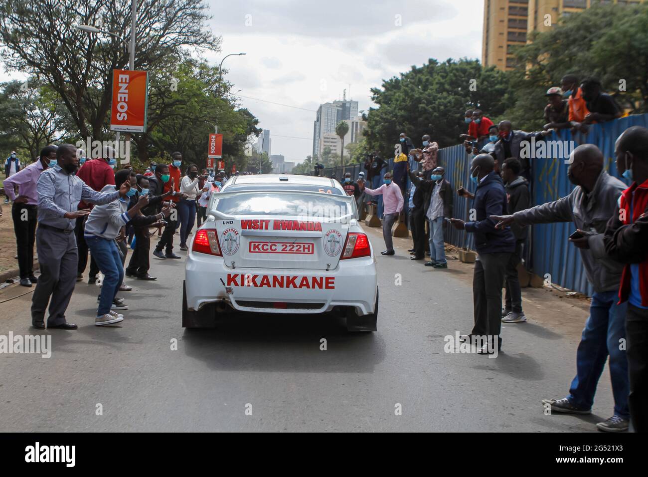 Kenyan spectators cheer on safari rally drivers along Uhuru Highway ...
