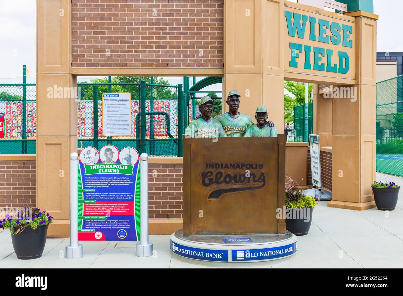 The Negro American League's Indianapolis Clowns baseball team exhibit ...