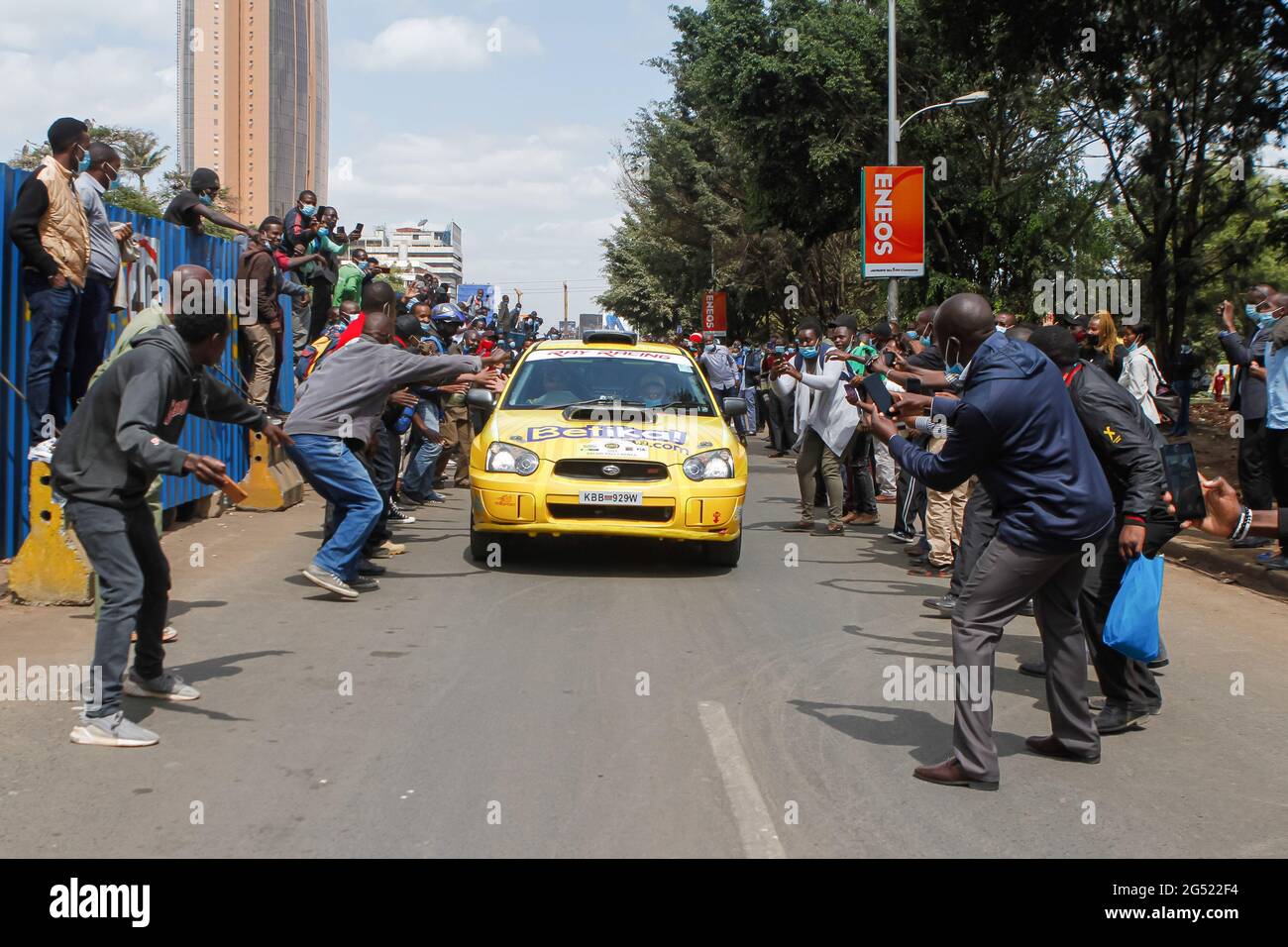 Kenyan spectators cheer on safari rally drivers along Uhuru Highway ...
