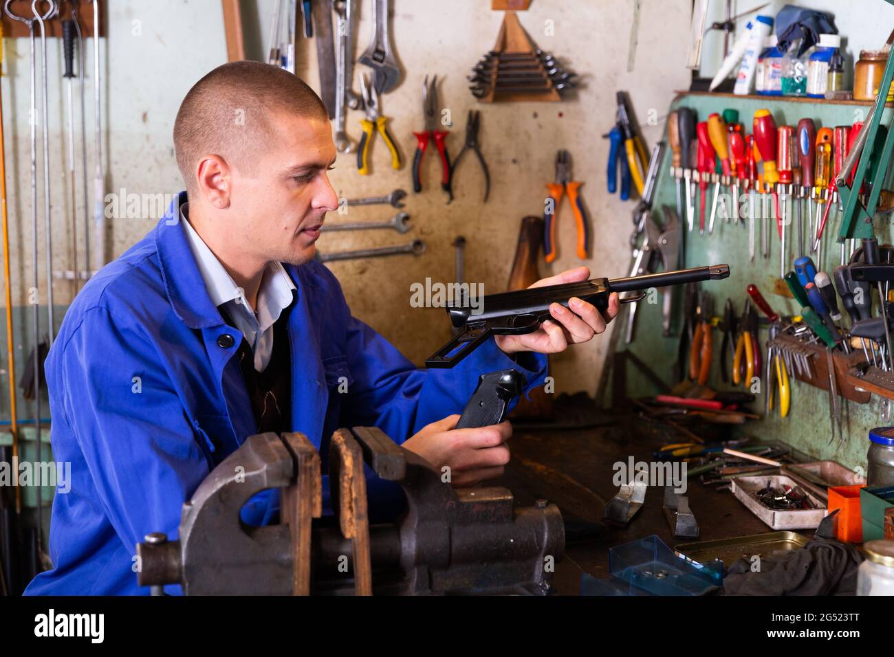Pistol assembling hi-res stock photography and images - Alamy