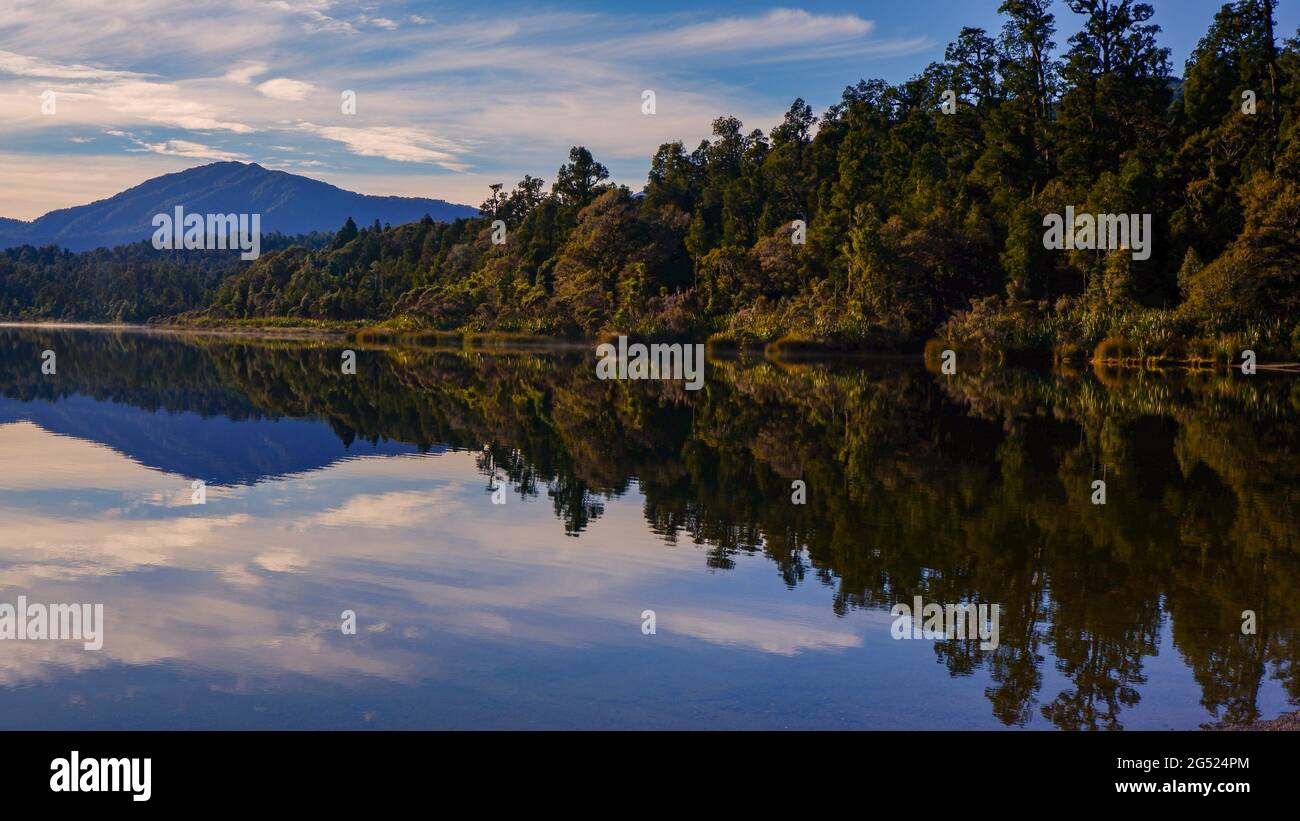 Lake paringa hi-res stock photography and images - Alamy