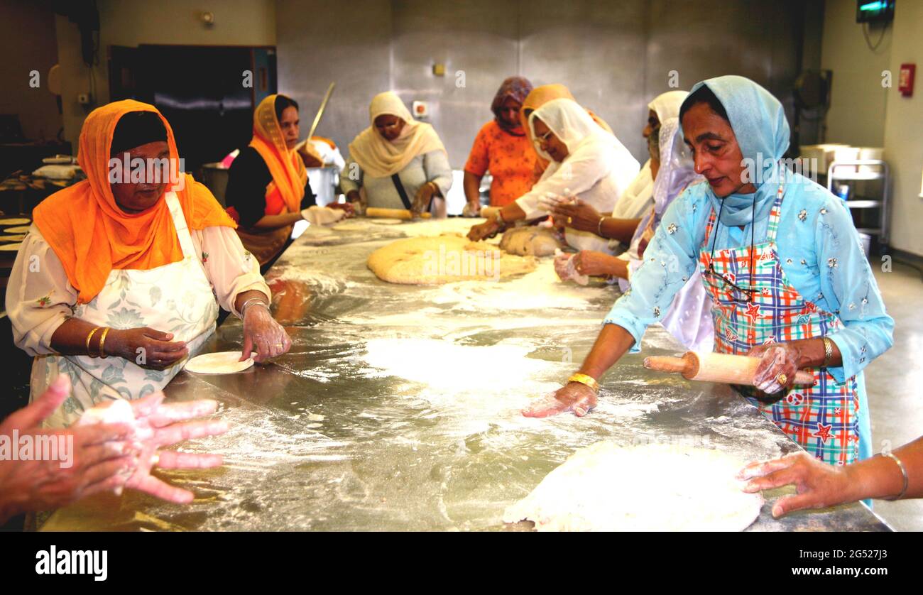 Kitchen langar in sikh gurdwara hi-res stock photography and images - Alamy