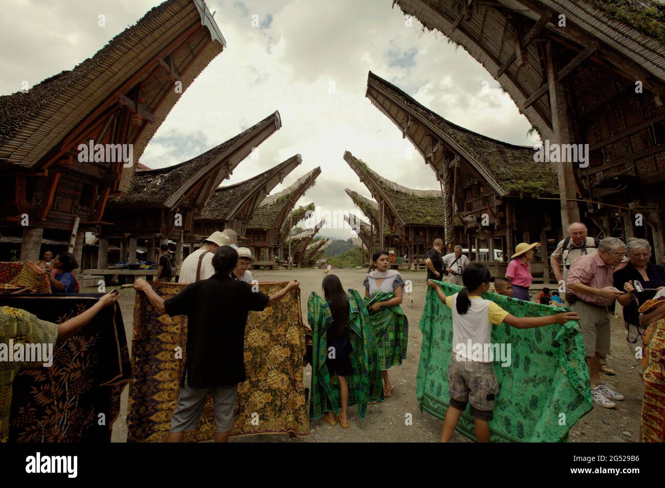 Women villagers selling textiles to tourists in Palawa (Pallawa ...