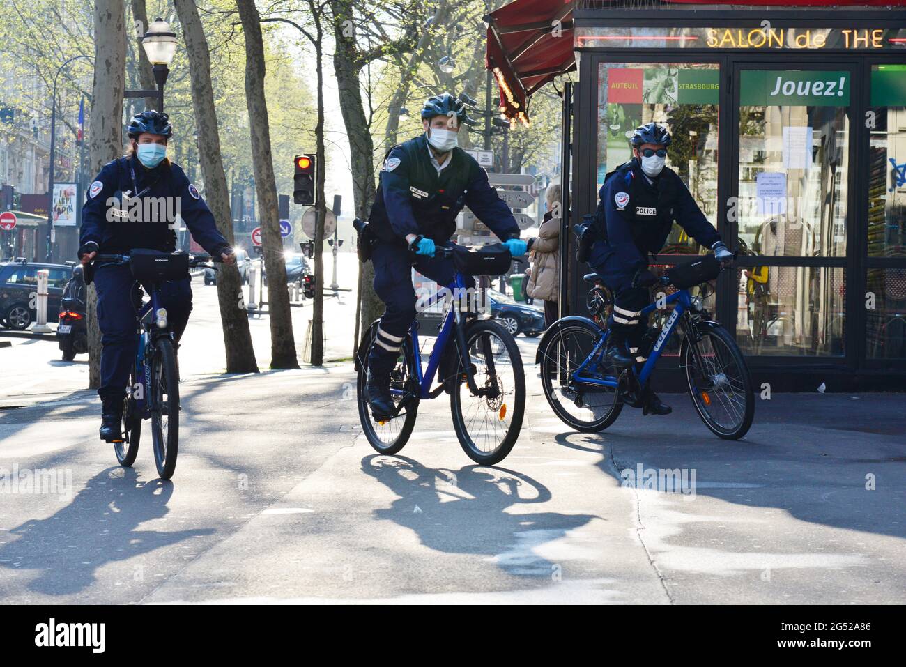 ILE-DE-FRANCE. PARIS (2E). POLICE BIKE PATROL TO CONTROL TRAVEL ...