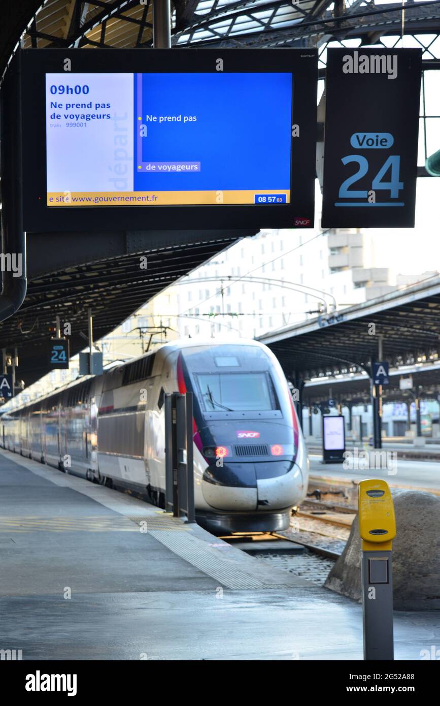 Panneau d'information de train hi-res stock photography and images - Alamy