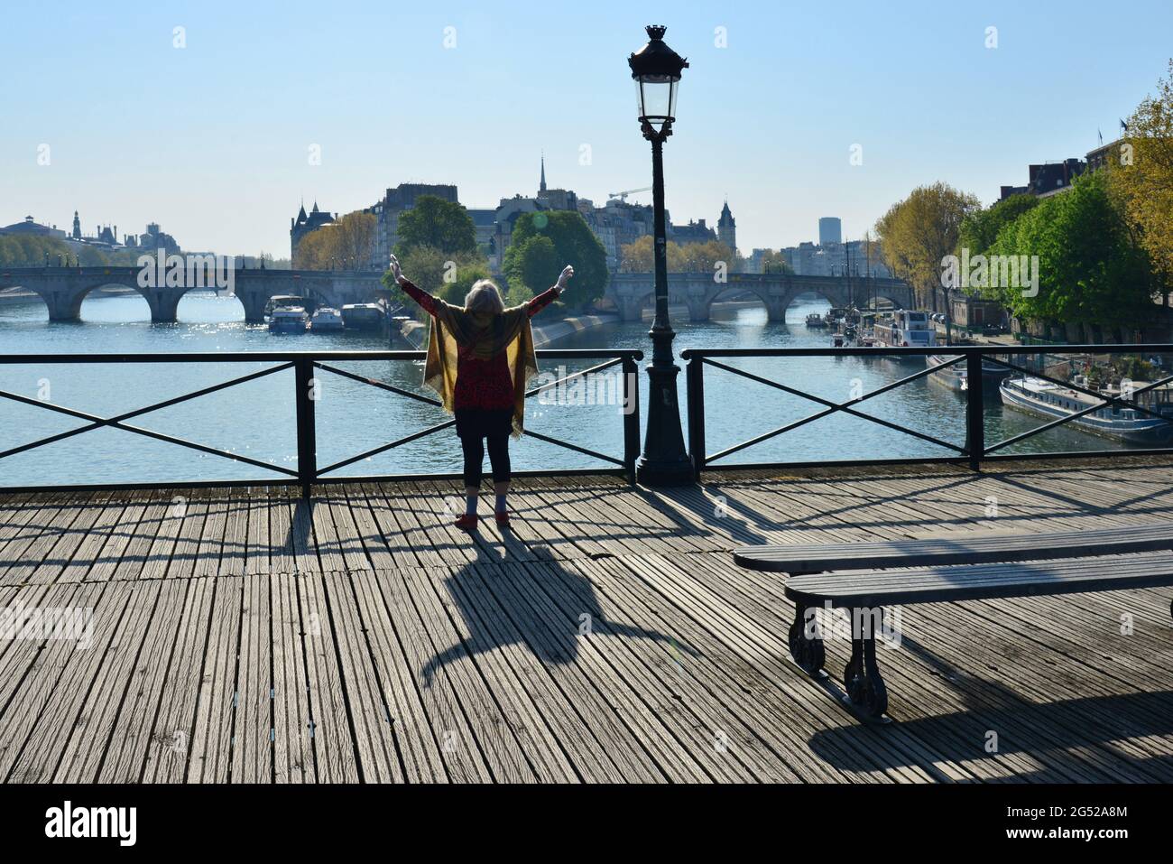 ILE DE FRANCE. PARIS (6TH). WOMAN DOING HER GYM ON THE PONT DES ARTS ...