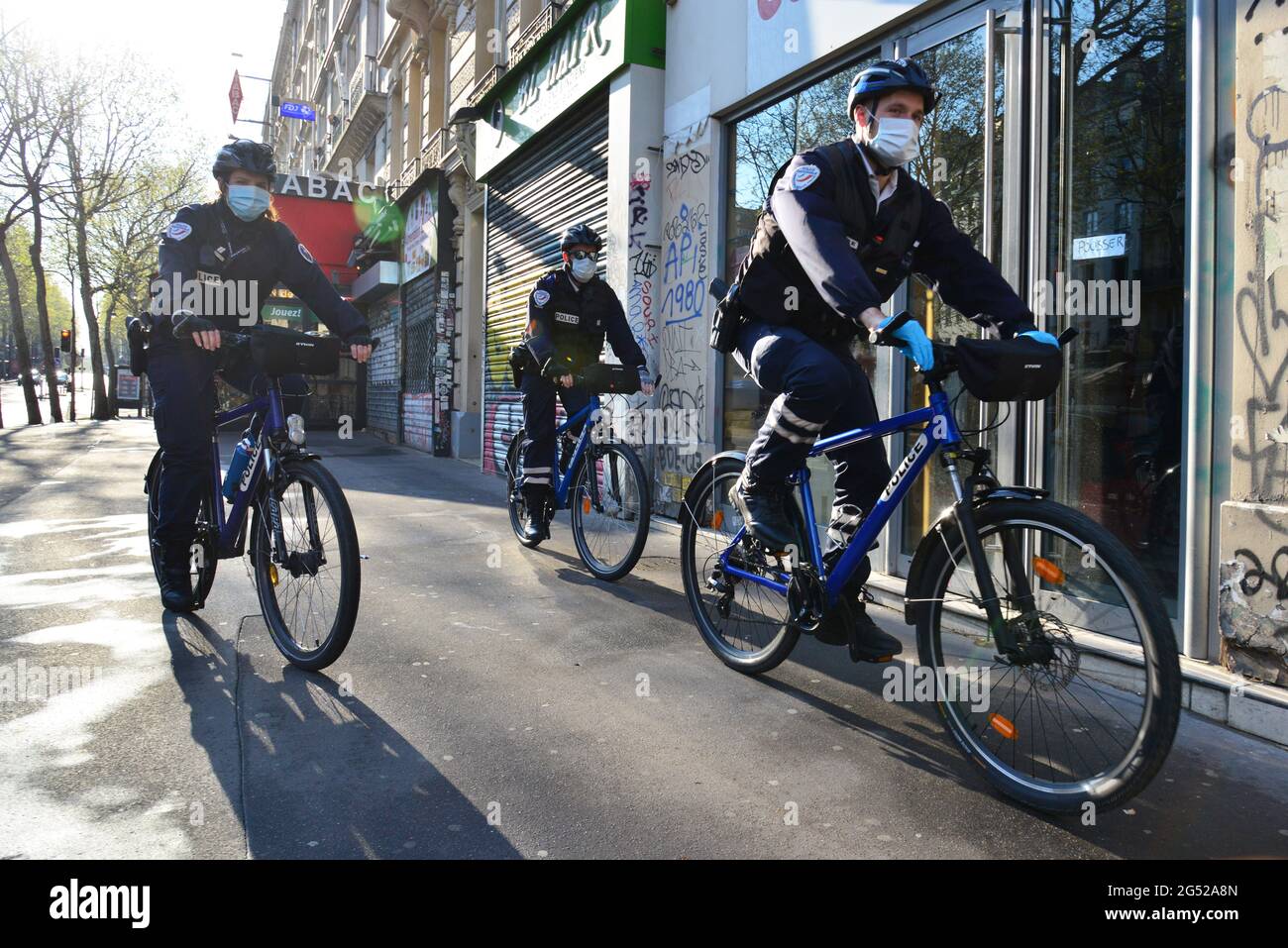ILE-DE-FRANCE. PARIS (2E). POLICE BIKE PATROL TO CONTROL TRAVEL ...