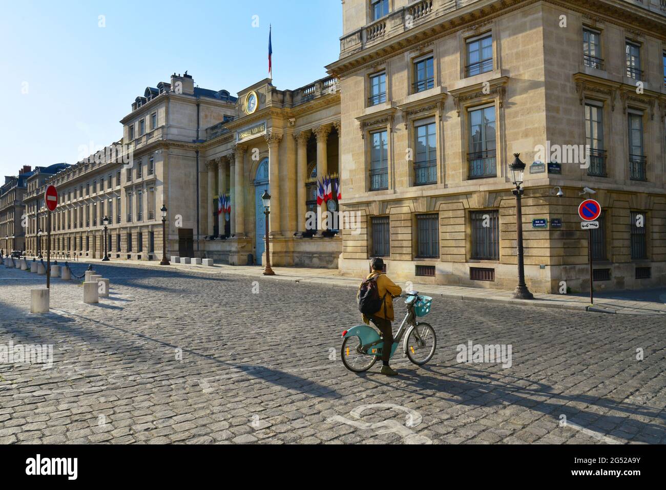 FRANCE. PARIS (7TH). THE RUE DE L'UNIVERSITE, PALAIS BOURBON SQUARE AND ...