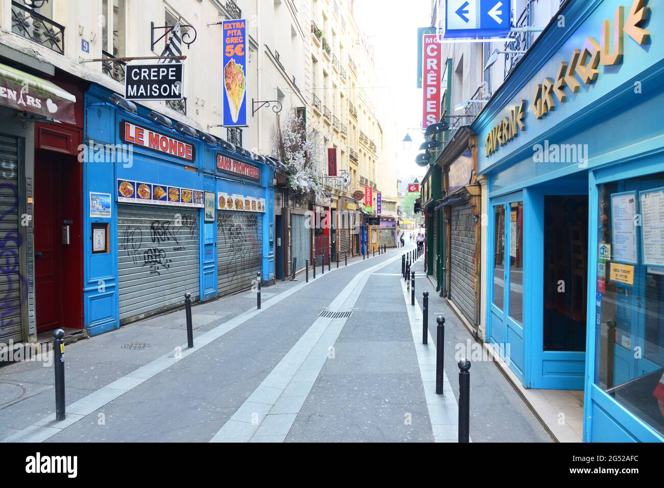 Empty restaurants paris hi-res stock photography and images - Alamy