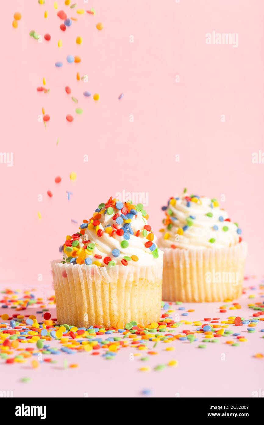 Plain white iced cake hi-res stock photography and images - Alamy