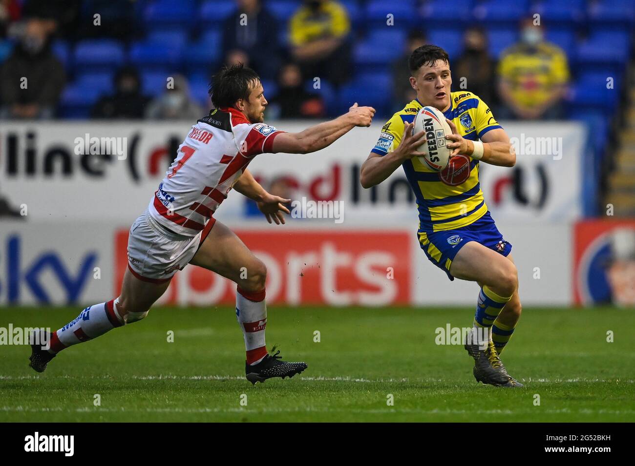 Josh Thewlis (23) of Warrington Wolves makes a break Stock Photo - Alamy