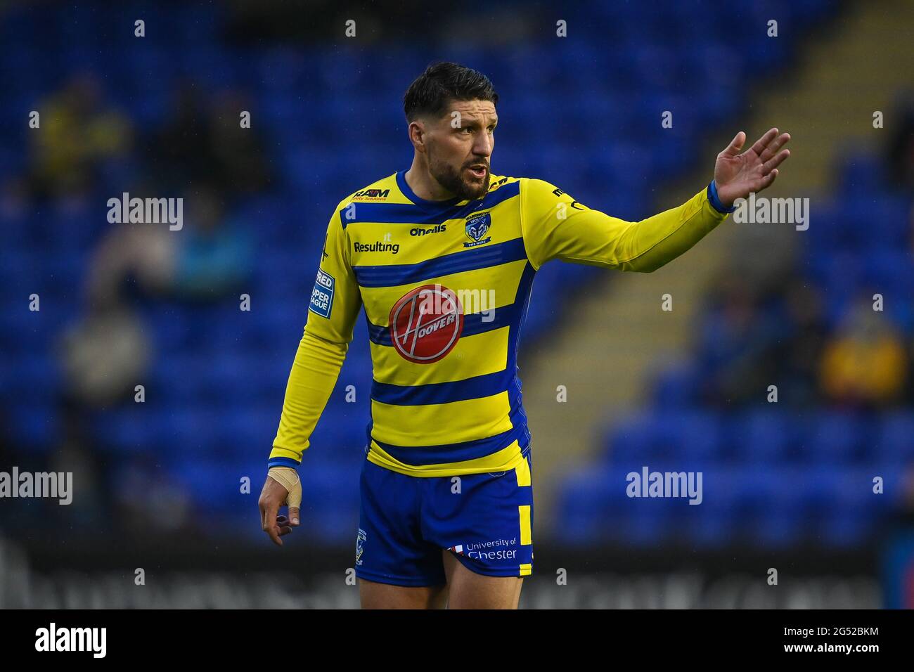 Gareth Widdop (7) of Warrington Wolves gives his team instructions ...