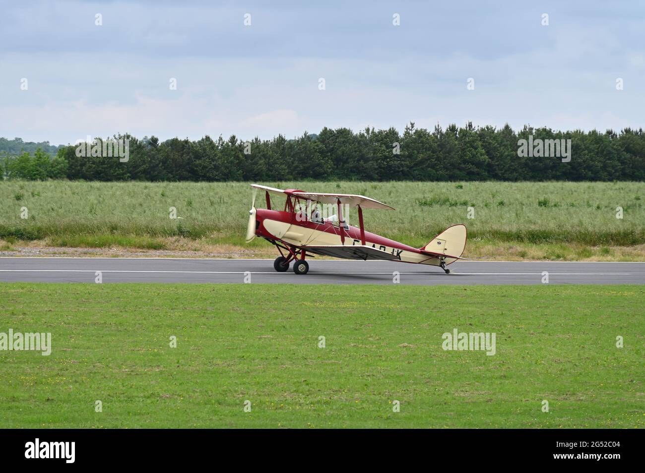 DH82 Tiger Moth, Turweston Airfield, Buckinghamshire, England Stock ...