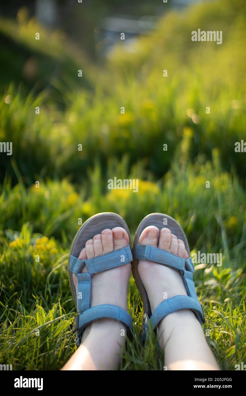 Female toes grass hi-res stock photography and images - Alamy