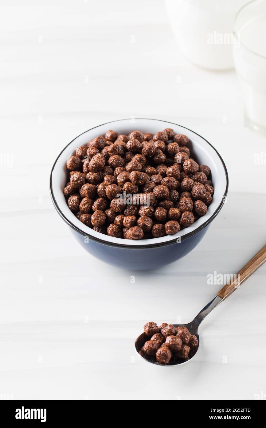Round cocoa flakes in a bowl. Dry breakfast Stock Photo - Alamy