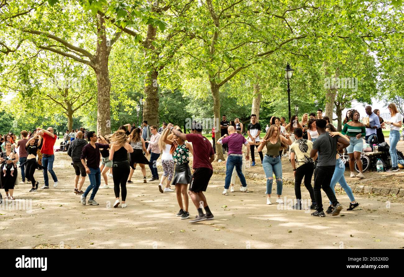 Diversity dance group hi-res stock photography and images - Alamy