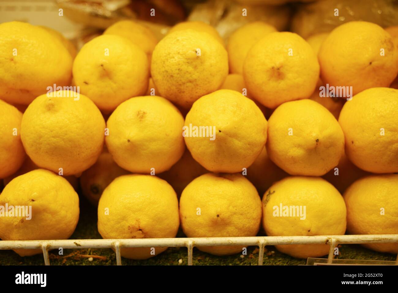 Lemon display hi-res stock photography and images - Alamy