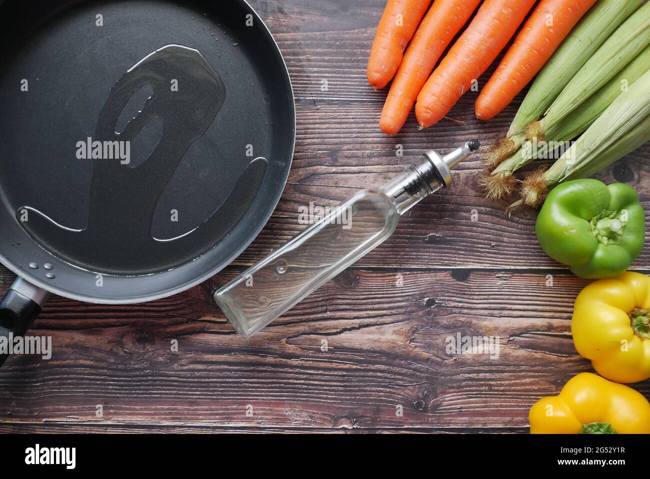 Pouring vegetable oil into frying pan Stock Photo - Alamy