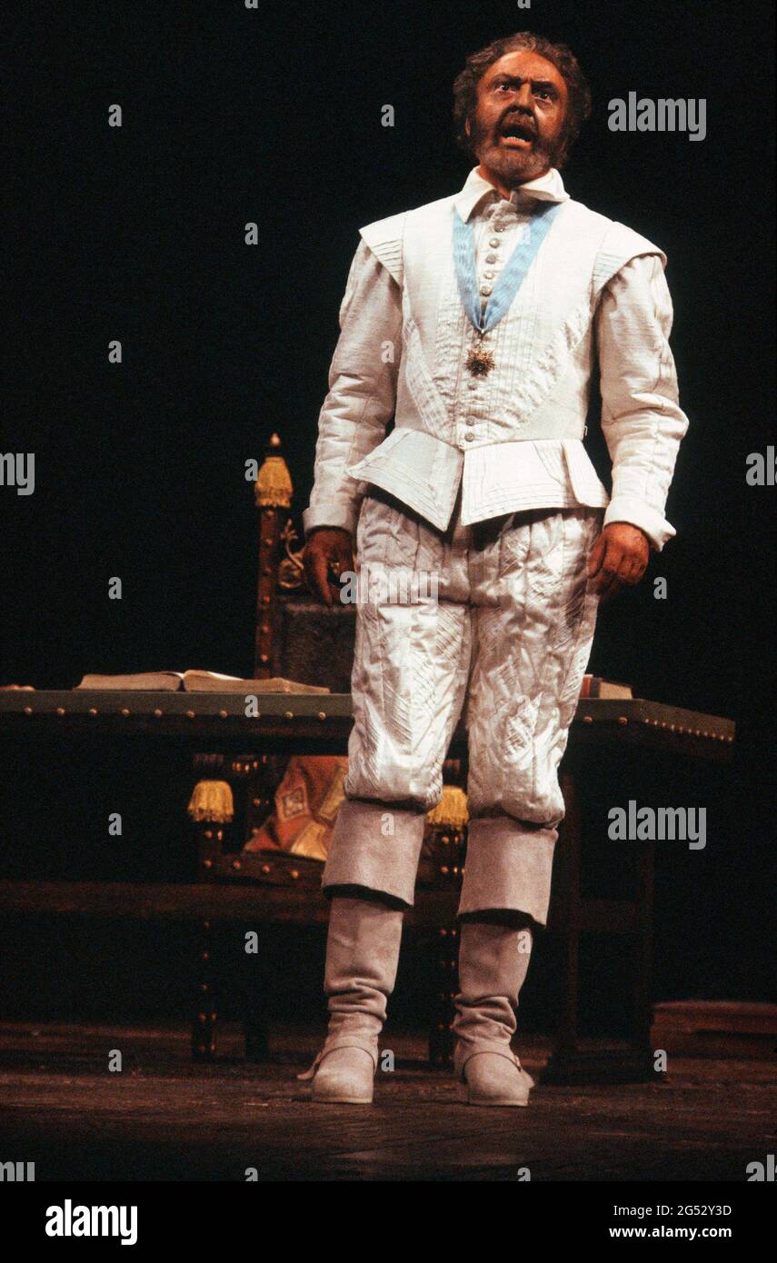 Donald Sinden (Othello) in OTHELLO by Shakespeare at the Royal ...