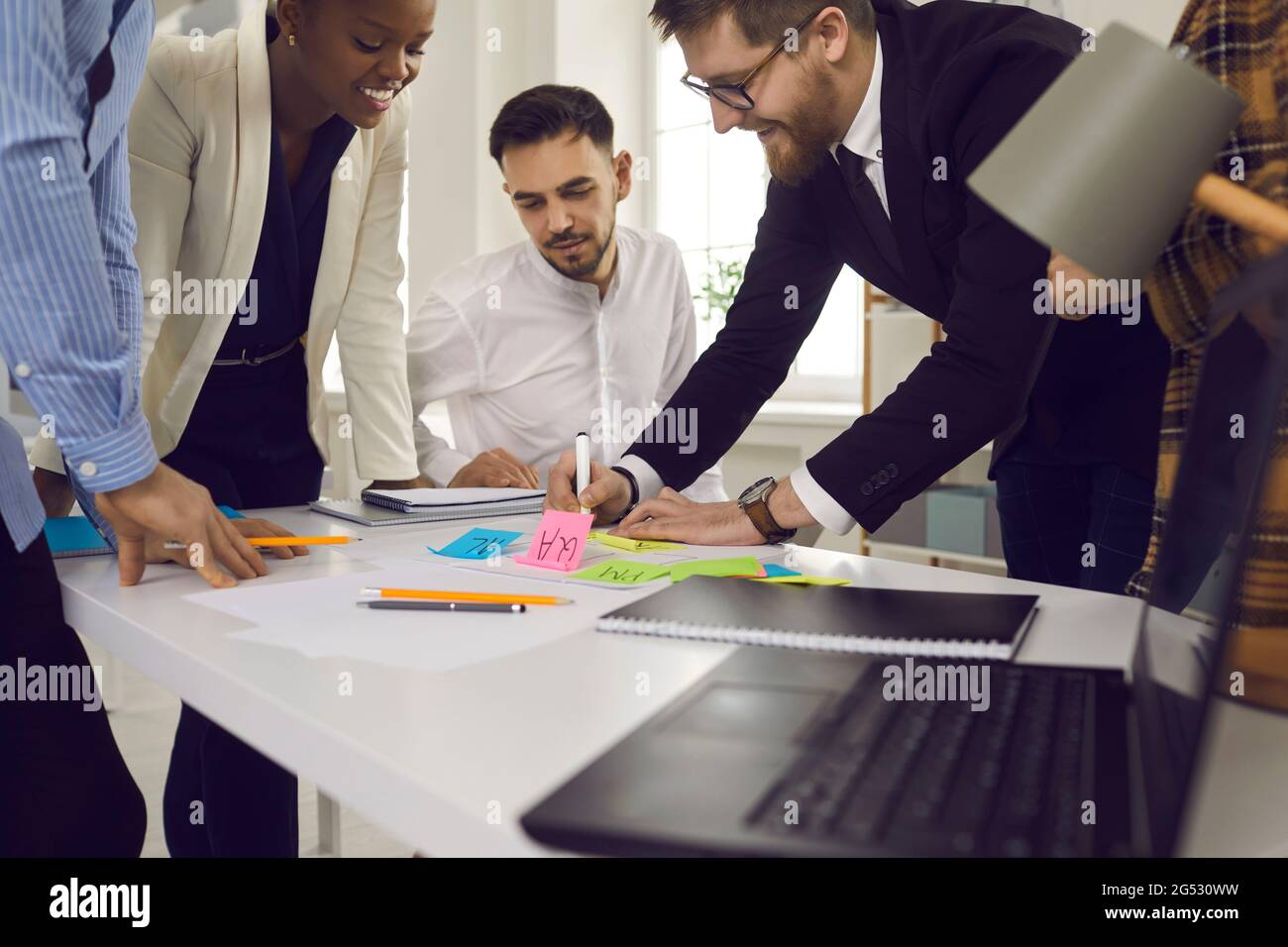 Woman writing post it note hi-res stock photography and images - Alamy