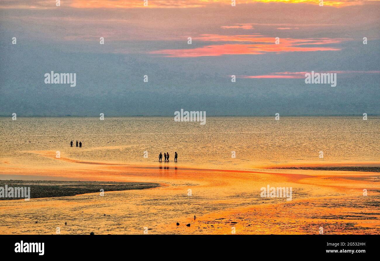 Heacham, UK. 23rd June, 2021. People enjoy the last sight of the sun ...