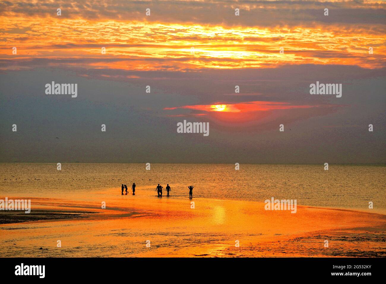 Heacham, UK. 23rd June, 2021. People enjoy the last sight of the sun ...