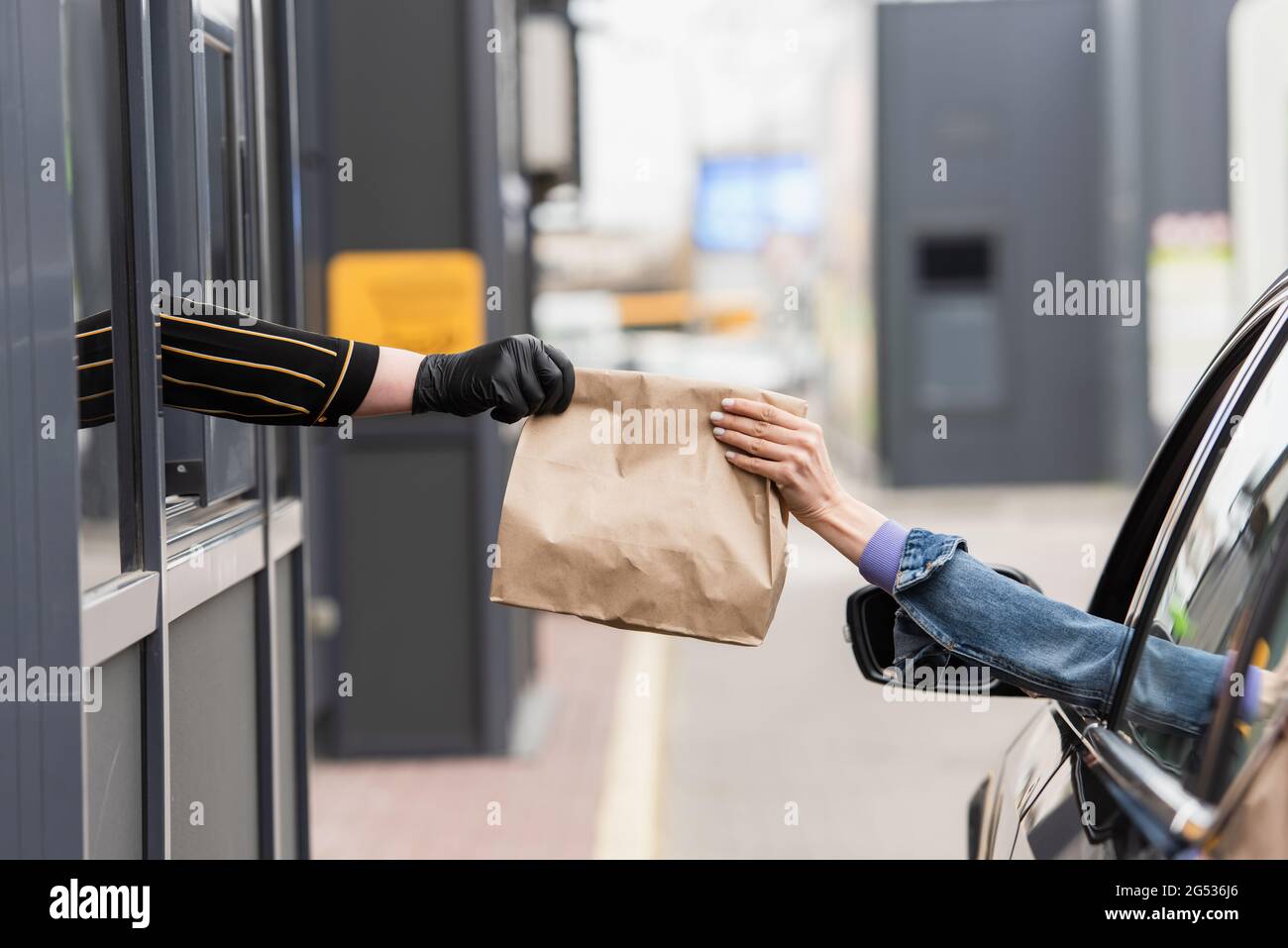 Cashier money hands hi-res stock photography and images - Alamy