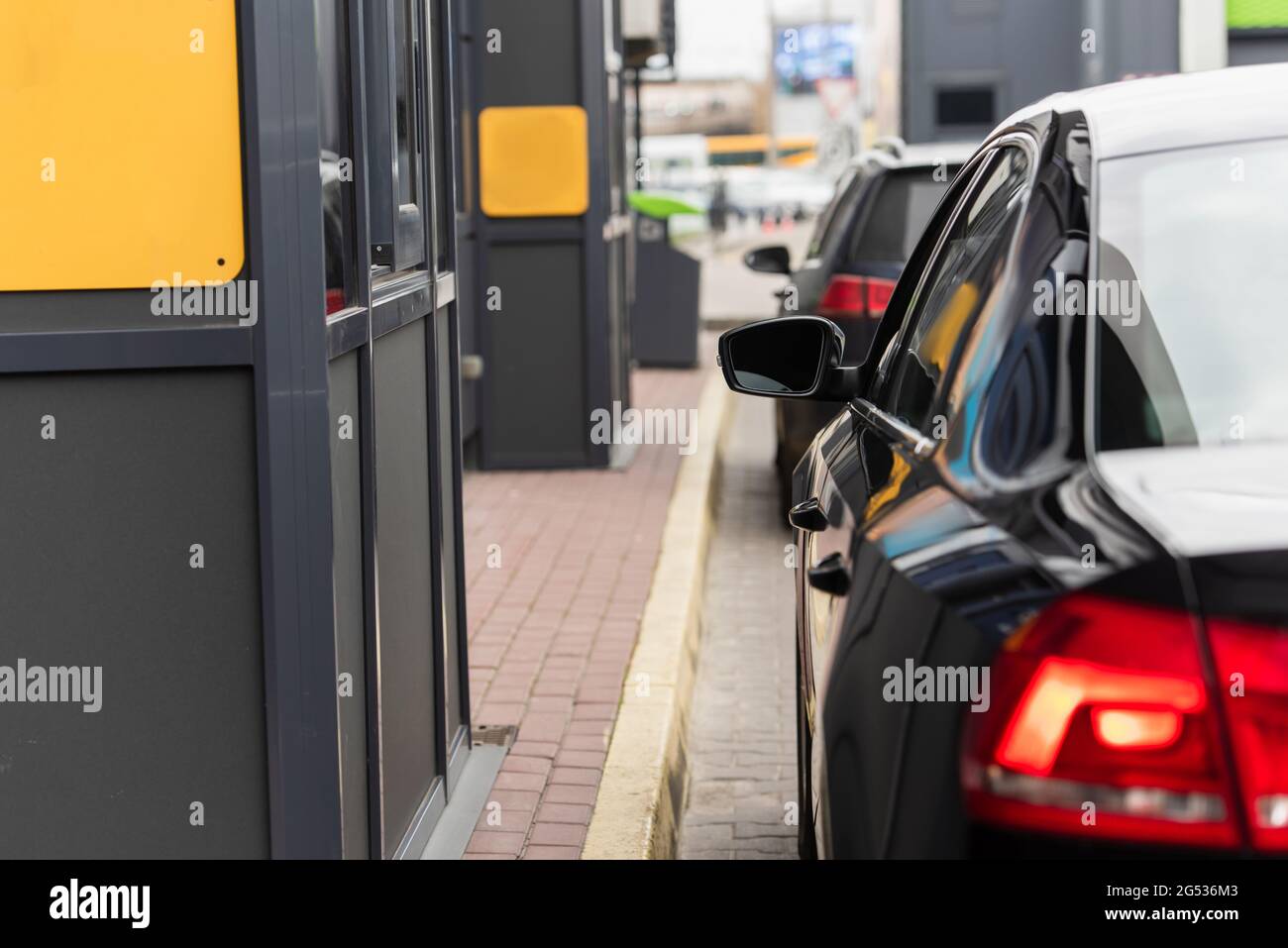 Cars line street outside hi-res stock photography and images - Alamy