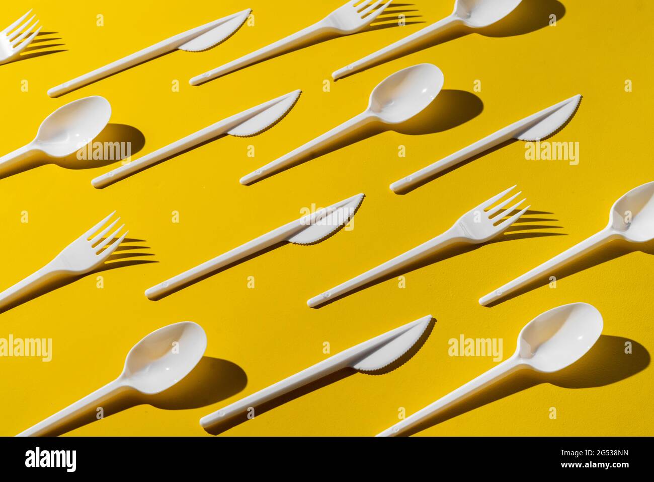 the creative flat lay of plastic forks spoons and knifes pattern Stock ...
