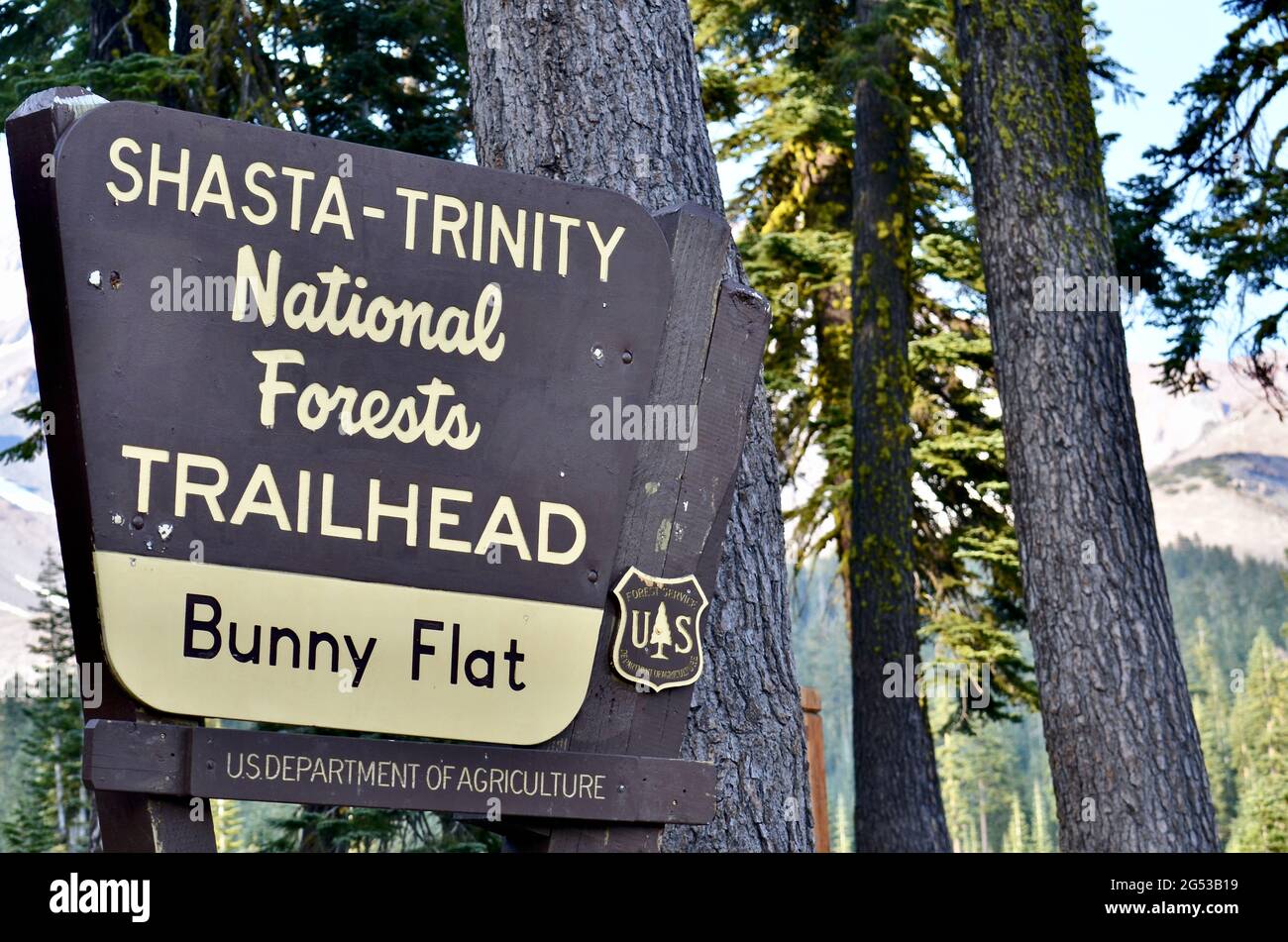 Bunny Flat Trailhead on Mount Shasta sign Stock Photo - Alamy