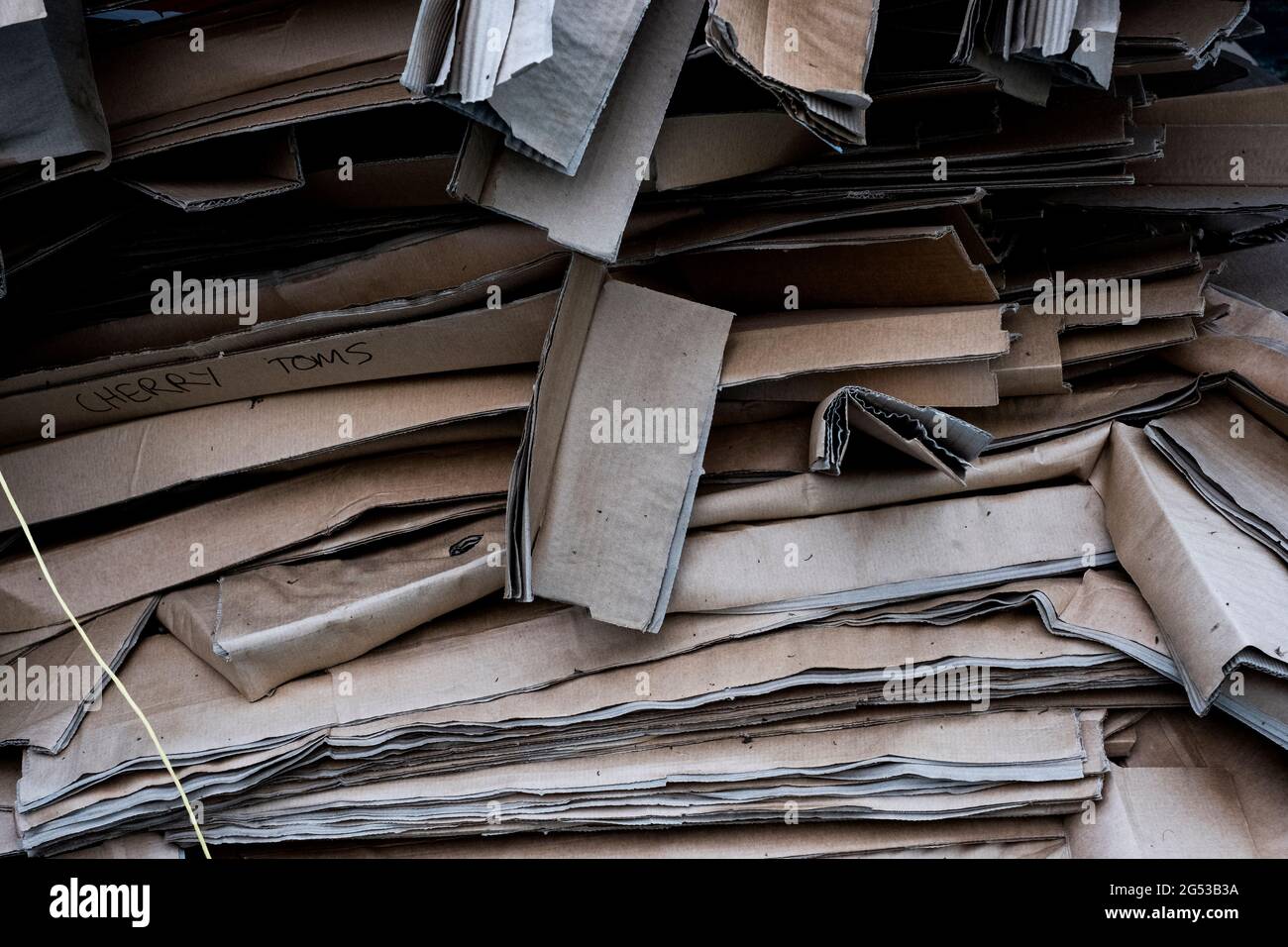 Close up of a stack of flattened old cardboard boxes Stock Photo - Alamy